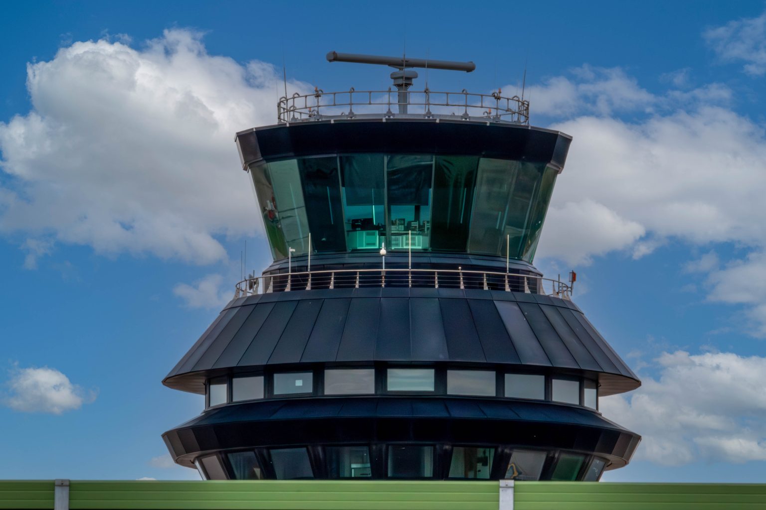 Major air traffic control technical outage disrupts UK airports